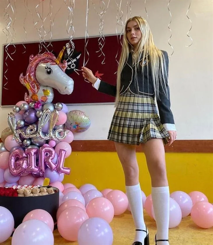 Aleyna'nın süper mini eteği olay oldu: "Bu nasıl okul?"